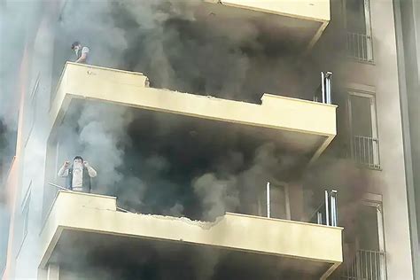 Rescatados 4 Trabajadores Atrapados En Un Edificio En Llamas