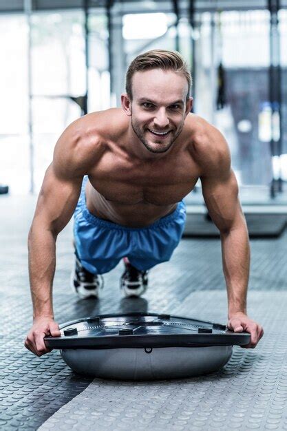 Homem Musculoso Fazendo Exercícios De Bola Bosu Foto Premium