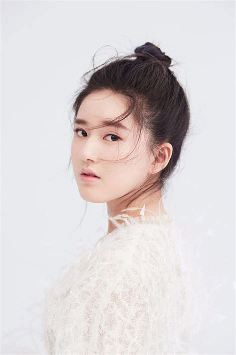 赵露思丸子头清纯甜美写真