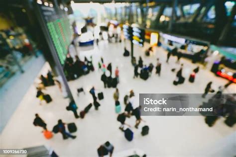 사람 또는 빛에서 아름 다운 Bokeh와 터미널 국제 공항에서 비행기에서 한 수하물와 함께 산책 하는 여객의 군중의 이미지를 흐리게 광고 여행 개념 가방에 대한 스톡 사진