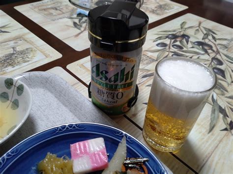 自宅に帰り今夜の晩酌です🍺今夜はすき焼き最後のおせち料理です。自宅でも乾杯🍻今夜の晩酌 おうち居酒屋 おうち酒場 おうちすき焼き