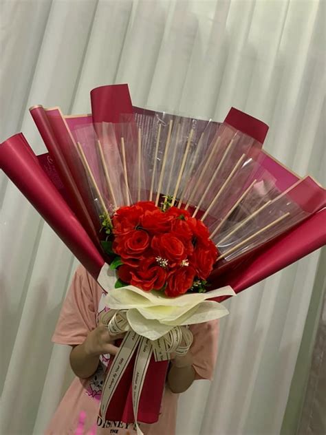 สายเปย์ ว่ายังไงงง☺☺🤗 ช่อดอกไม้ ปักเงินได้10 15 ใบ ช่อใหญ่สีแดงสดมากก