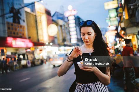 방콕 차이나타운 지구 태국에서에서 태국 음식을 먹는 젊은 여자 먹기에 대한 스톡 사진 및 기타 이미지 먹기 젓가락 Ebi Tempura Istock