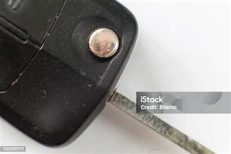 흰색 바탕에 원격 제어 버튼과 자동차 키의 클로즈업 차량 잠금 및 키 디자인 보안 및 교통 개념 0명에 대한 스톡 사진 및 기타 이미지 Istock