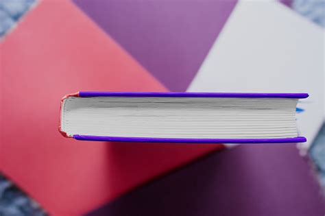 Buku Hardcover Ungu Dengan Lembaran Putih Dengan Latar Belakang
