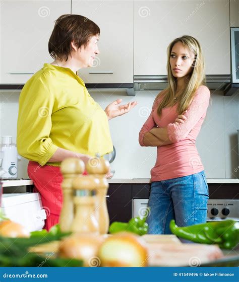 Reife Mutter Mit Der Tochter Ernstes Gespräch Hat Stockfoto Bild von gespräch familie