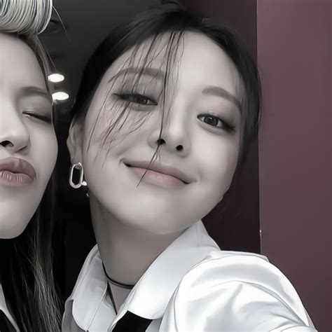Yuna Itzy Icon Gaya Busana Gadis Cantik Foto Teman