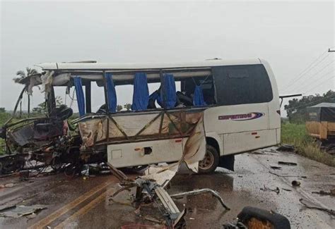 Acidente entre micro ônibus e caminhão deixa mortos no Pará