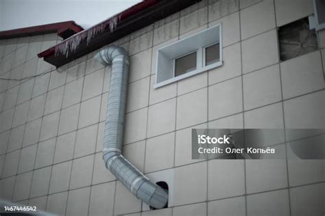 건물에 파이프 환기 시스템 건물은 외부에 타일로 장식되어 있습니다 가정 난방에 대한 스톡 사진 및 기타 이미지 가정 난방 강철 건축물 Istock