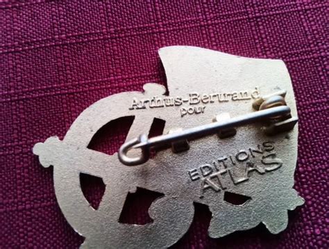 INSIGNES MILITAIRES ARTHUS Bertrand Badge 1er Régiment d artillerie TBE
