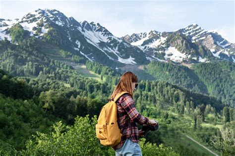 배낭을 가진 여자 등산객 등산 여행 복사 공간 하이킹 및 활동적인 라이프스타일에 모자를 씌우고 30 39세에 대한 스톡 사진 및 기타 이미지 Istock