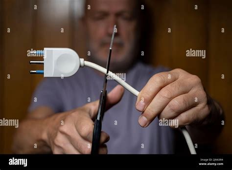 Cord Cutting Cable Hi Res Stock Photography And Images Alamy