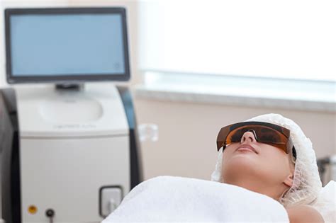 피부 회춘 개념 젊은 백인 Winsome 여성 현대 의료 스파 센터에서 Ipl 레이저 및 초음파 얼굴 치료를받는 것 Ipl에 대한 스톡 사진 및 기타 이미지 Istock