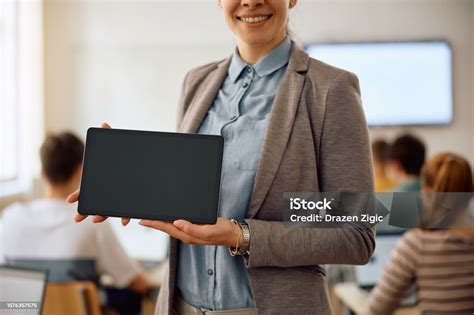 고등학교에서 컴퓨터 수업 중에 디지털 태블릿을 사용하는 교사의 클로즈업 고등학교에 대한 스톡 사진 및 기타 이미지 고등학교 공부 교사 교육 관련 직업 Istock