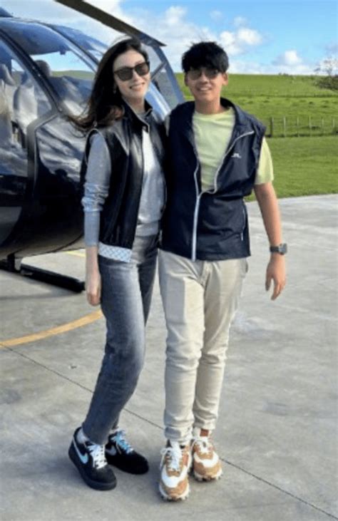 李嘉欣母子同框似姐弟！52岁还貌美年轻，12岁儿子身高超1米7，可惜没遗传妈妈美貌！照片白色感觉