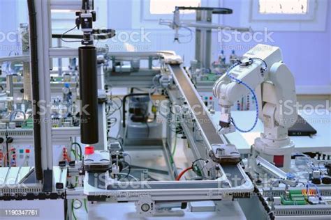 인더스트리 40 컨셉 로봇은 생산 라인에서 자동화 된 자동차에서 제품을 픽업 0명에 대한 스톡 사진 및 기타 이미지 0명 개념 건설 산업 Istock