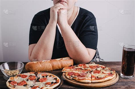 摄入大量垃圾食品的超重女性