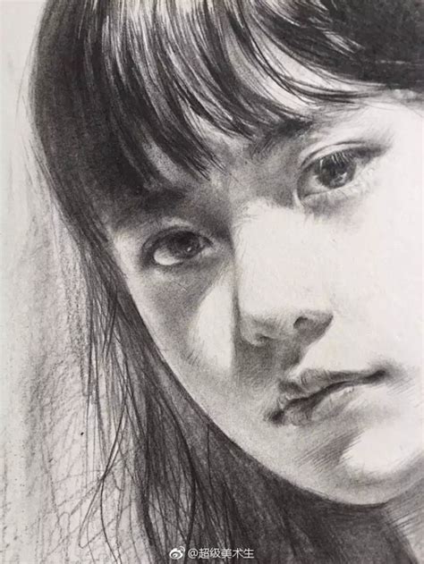 侧目而视的女青年素描人像 练习头骨运用解剖知识 明确头像内在形体特征 才不会画的太板太过简单 一组素描人物写生范画 画素描头像参考