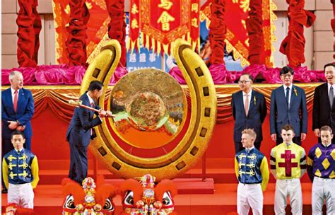 馬季開鑼 馬迷撐傘支持 36萬人入場 總投注額13億元 Am730