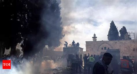 Jerusalem Israeli Police Palestinians Clash At Jerusalem Holy Site