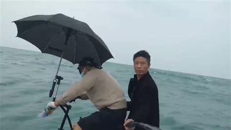 Silk River On Twitter 豫男壮哉：为省四十一元船票，二荷兰老乡骑自行船6小时横渡琼州海峡