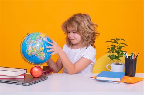 Retrato De Niño De La Escuela Aislado Sobre Fondo De Estudio Amarillo