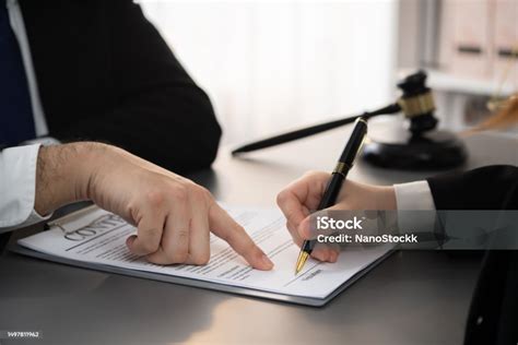 법률 회사 도서관 개념에서 계약서에 서명하는 변호사 평형 2명에 대한 스톡 사진 및 기타 이미지 2명 개념 계약서 Istock