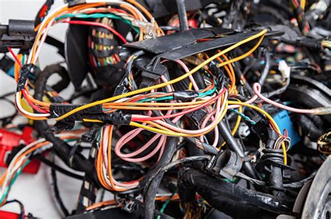 여러 가지 색상의 전선의 전기 네트워크 노란색 빨간색과 녹색 케이블의 코일의 배경에 대한 검은 색 전기 테이프로 되감아 0명에 대한 스톡 사진 및 기타 이미지 Istock