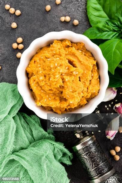 후 머 스입니다 파프리카 참 깨 소금 마늘 Tahini 레몬 주스와 올리브 오일으로 신선한 수 제 후 머 스 병아리콩 그릇에 후 머 스 후머스에 대한 스톡 사진 및 기타