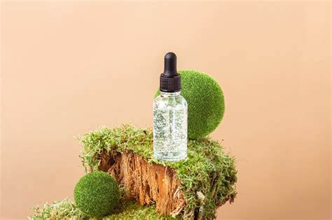 건강한 허브 자연 배경으로 녹색 이끼 배경에 드롭퍼 유리 병 모형 친환경 케어 유기농 제품 뷰티 트리트먼트 스파 컨셉 공간을