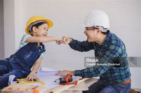 손에 벽돌을 가진 아버지와 어린 소년웃음 남자와 어린 소년은 집에서 건설 엔지니어로 재생 즐기고있다 가족과의 사랑과 관계 아버지에 대한 스톡 사진 및 기타 이미지 Istock