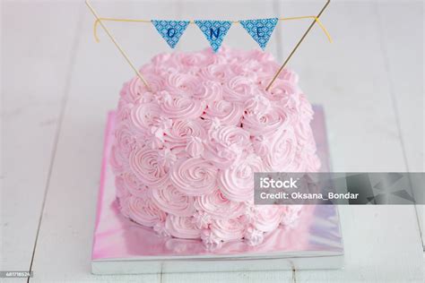 첫 번째 생일 케이크 스 매쉬 핑크 케이크는 흰색 나무 바탕에 서 있다 첫 번째 생일입니다 1에 대한 스톡 사진 및 기타 이미지