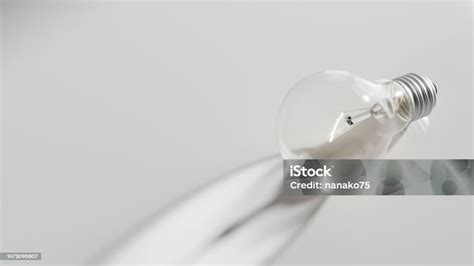 3d 그림3d 흰색 배경에 전구의 그림입니다 공간을 복사합니다 그림자 전구에 대한 스톡 사진 및 기타 이미지 전구 흰색 배경 0명 Istock