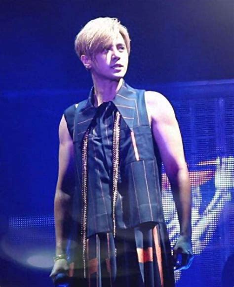 罗志祥现身加拿大巡演晒化妆照 化妆师肤白貌美