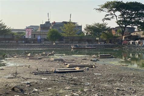 Foto Makam Lama Kembali Muncul Saat Air Di Kampung Apung Surut Karena