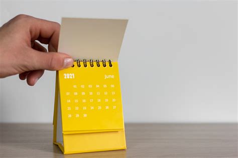 2021년 6월 달력을 뒤집습니다 각 날짜를 계획 할당 구성 및 관리하기 위한 데스크톱 캘린더입니다 2021년에 대한 스톡 사진