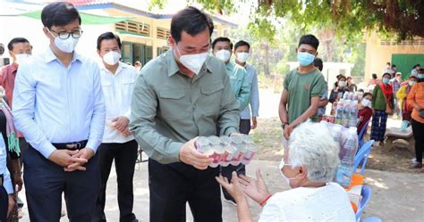 ឯកឧត្តម អ៊ុន ចាន់ដា អញ្ជើញនាំយកអំណោយផ្តល់ជូនប្រជាពលរដ្ឋ ដែលកំពុង ជួបប្រទះការខ្វះខាត