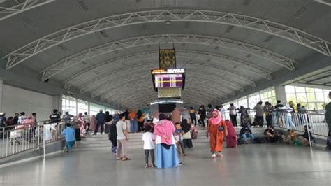 Penumpang Di Bandara Lombok NTB ANTARA Akhyar