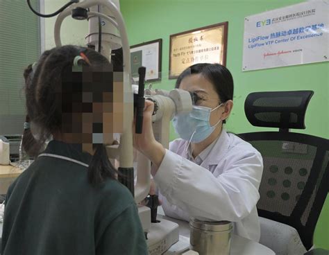 6岁女孩黑眼珠上长 瘤”，医生为其移植角膜恢复视力皮样豆豆曾庆延