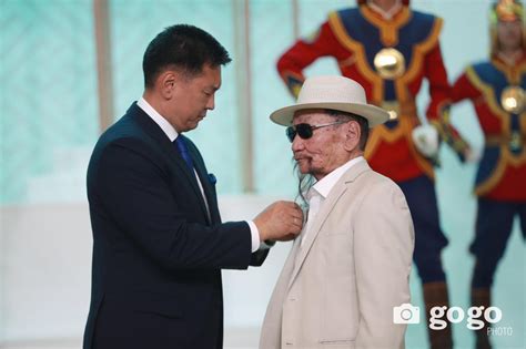 Ардын уран зохиолч Тангадын Галсан нарт Хөдөлмөрийн баатар цол хүртээв