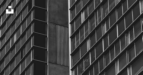 黒いコンクリートの建物の写真 Unsplashの無料中央通り写真