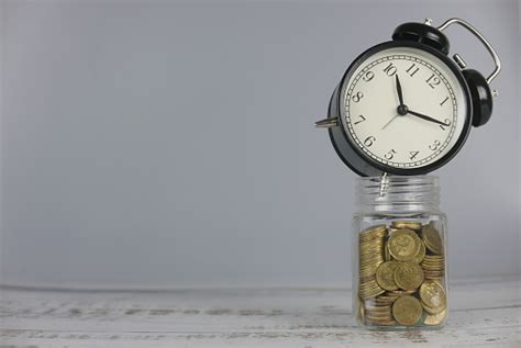 금화 항아리를 통해 시계 돈과 시간 개념 텍스트 또는 로고의 공간을 복사합니다 개념에 대한 스톡 사진 및 기타 이미지 개념 개념과 주제 경제 Istock