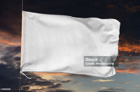 폭풍에 흔들리는 흰색 깃발 손 흔들기에 대한 스톡 사진 및 기타 이미지 손 흔들기 백기 흰색 깃발 꽂기 Istock