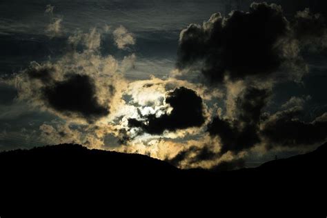 해 지는 하늘의 아름다움 하늘 구름 해