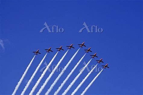 イギリス空軍 レッドアローズの曲技飛行 21766412 の写真素材 アフロ