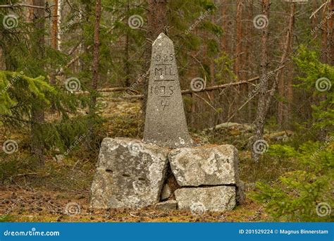 Старый камень км вдоль дороги в Швеции Стоковое Фото изображение
