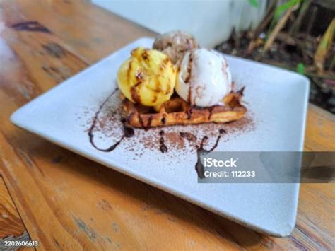 커피 아이스크림 볼 바닐라 아이스크림 볼 망고 아이스크림 볼 초콜릿 소스를 곁들인 벨기에 와플 제공 디저트 음식 메뉴 0명에 대한 스톡 사진 및 기타 이미지 Istock