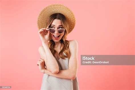 미스터리 행복 갈색 머리 여자 입고 에 드레스 모자와 선글라스 여자에 대한 스톡 사진 및 기타 이미지 여자 여름 한 명의