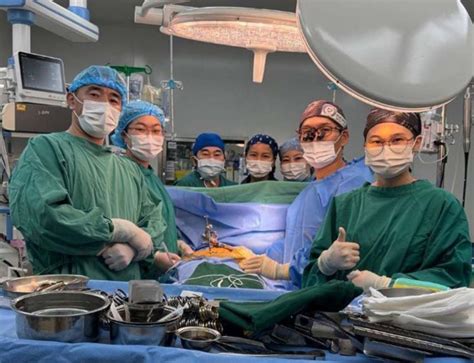 Хавирга хоорондын жижиг зүслэгээр агшиж буй зүрхэнд титэм судас нөхөх хагалгааг амжилттай хийлээ