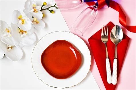 발렌타인 데이를위한 축제 테이블 설정 접시 칼 꽃 의 장초 샴페인 안경과 분홍색 흰색 배경에 마음 텍스트 공간입니다 위에서 볼 수 있습니다 플랫 레이 발렌타인 데이 나방 0